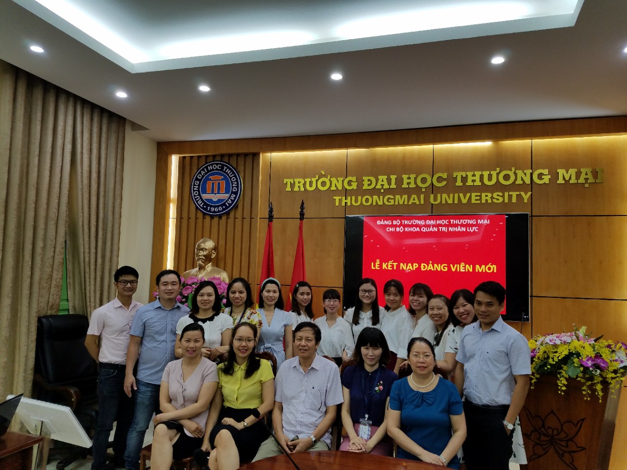 LỄ KẾT NẠP ĐẢNG VIÊN MỚI CHI BỘ KHOA QUẢN TRỊ NHÂN LỰC NĂM 2018 | Cơ sở ...